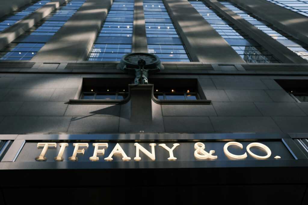 Fire breaks out at flagship Tiffany & Co store in New York ...