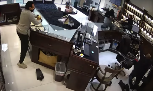 VIDEO: Robbers with ‘human masks and fake beards’ rob Illinois jewelry ...